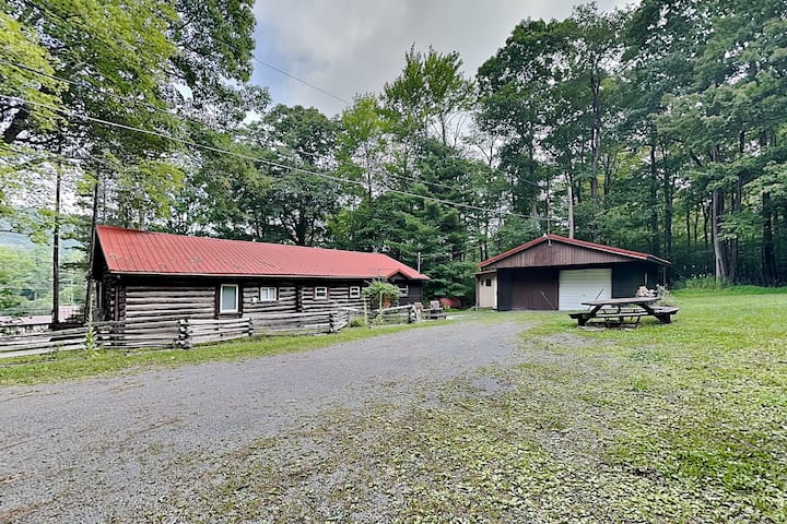 The Whiskey Barrel Lodge | Hot Tub & Firepit! - Oakland, MD