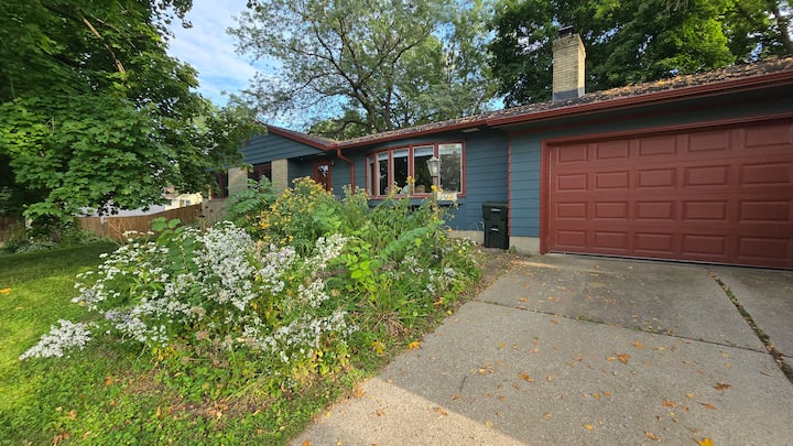 Bright Stylish Home Near Lake – Entire House - Madison, WI