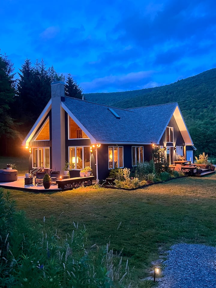 Pink Rabbit Roxbury
Cabin With Mountain Views - Roxbury, NY