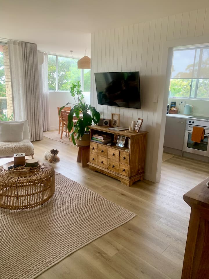 Bright ‘Coastal Boho’
2 Bdrm Unit W/pool & Garage - Sydney