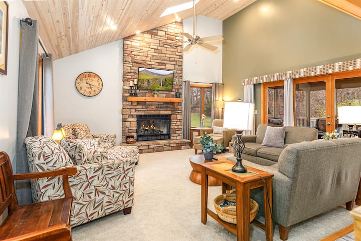 Galena Golf Retreat | Hot Tub, Firepit & Trails - Galena, IL