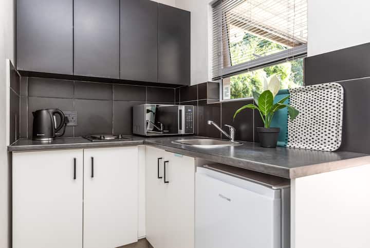 Fourways Executive Singles Studio - Secure, Modern - Sandton