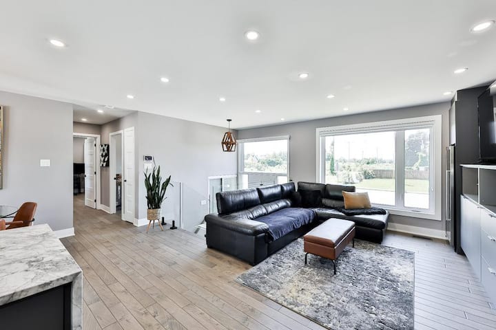 Contemporary And Cozy Bungalow In Montreal - Montreal