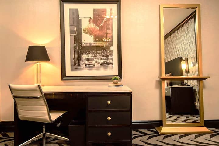 Prime Location! Pet-friendly Luxury Getaway! - Chicago, IL