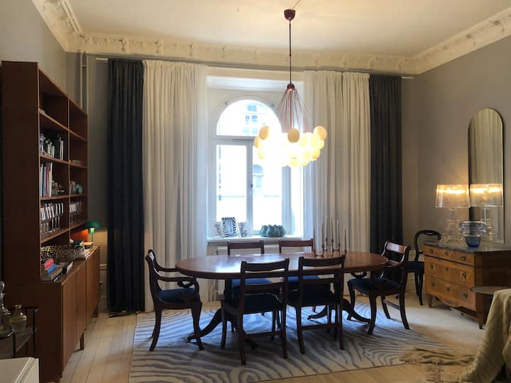 Sekelskiftesvåning Med Vacker Stuckatur - Stockholm