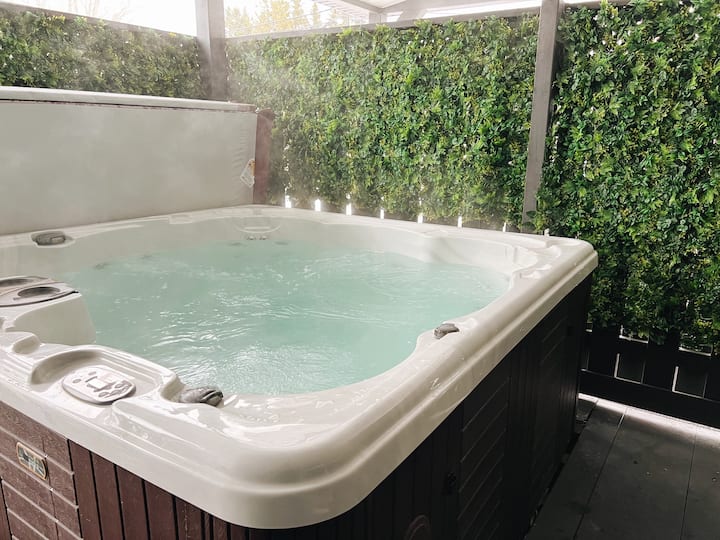 Modern Spa Escape With Hot Tub And Sauna - Moncton