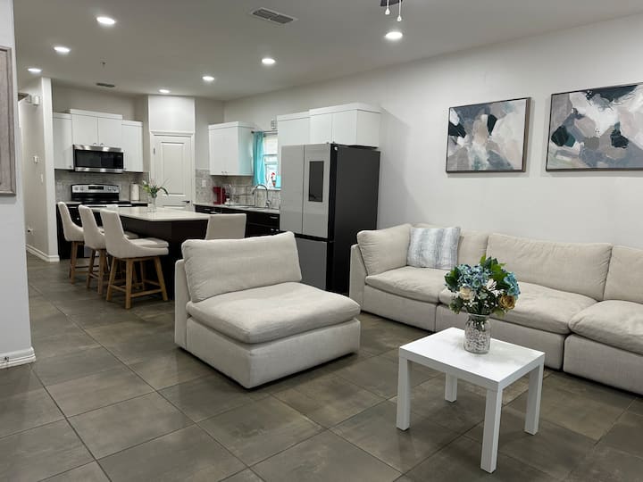 Mike’s Place - 3 Q Suite W/ Tv - Edinburg, TX