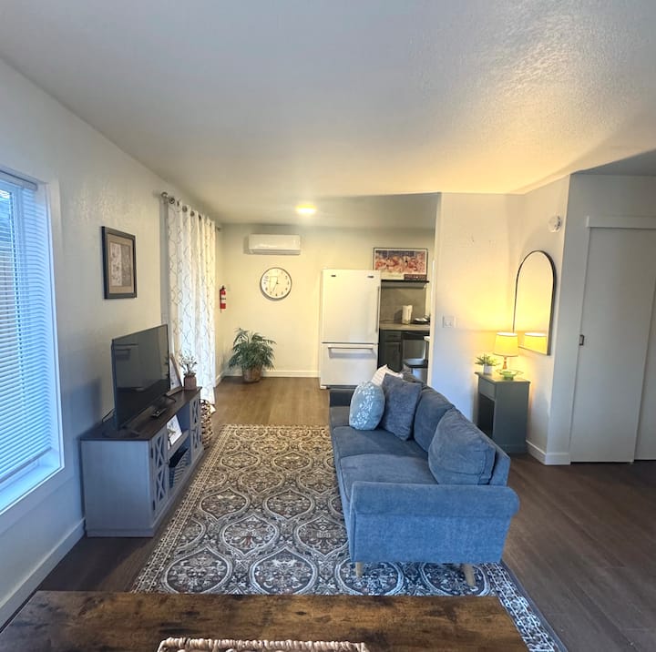 Modern Home, Close To Everything! Unit A - Grants Pass, OR