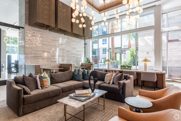 5-star Resort Studio | Pool + Free Parking! - Windsor Square - Los Angeles