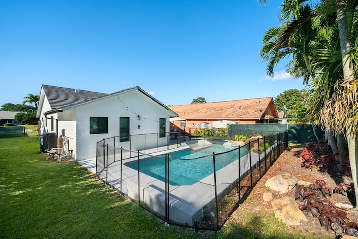 New! Chic Lakefront Boca Home! - Boca Raton, FL