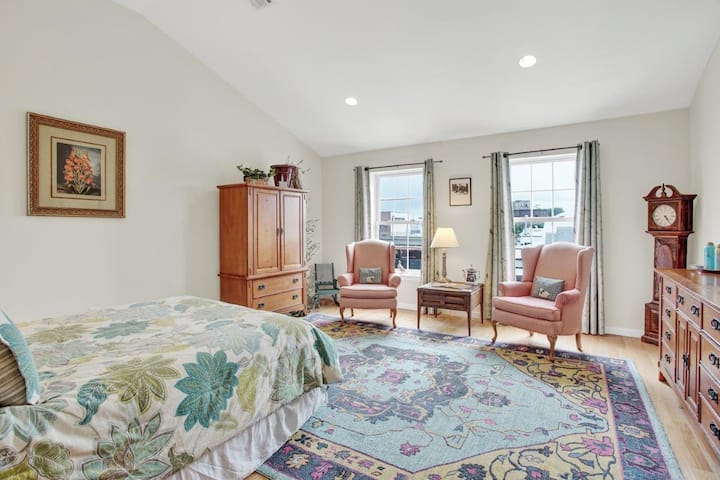 Sunny Suite + Secure Parking In A Friendly Home - Philadelphia, PA