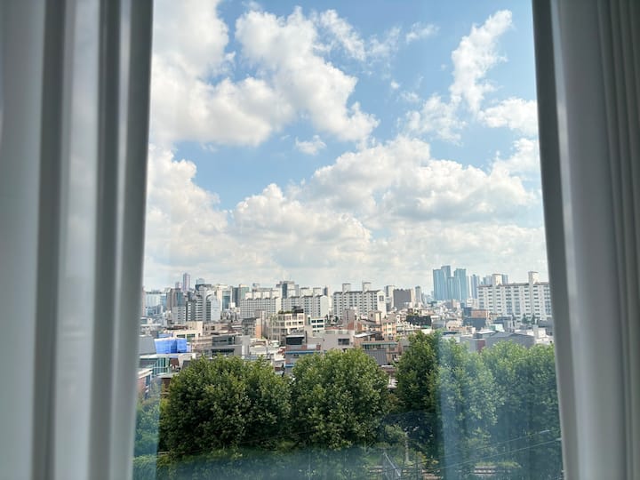 3br 2bath 3bed
E.v/무료주차/신축아파트/연남동도보6분/홍대역도보15분 - Séoul