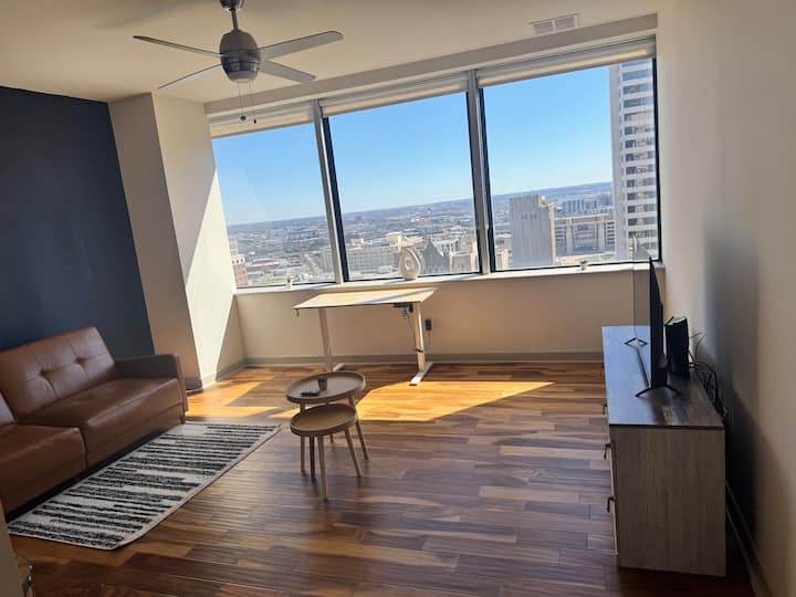 Corporate; Large Urban Escape In Downtown Dallas - Dallas, TX