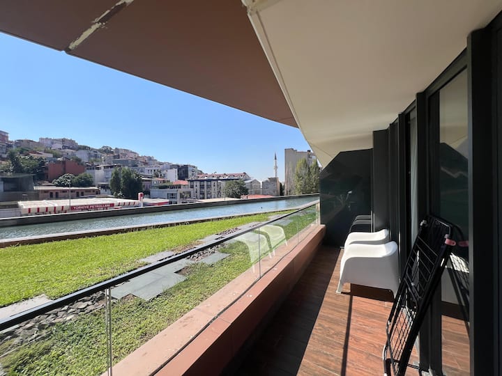 Chic Bright 1br Apt In Beyoğlu; Pool, Spa, Garage - Estambul