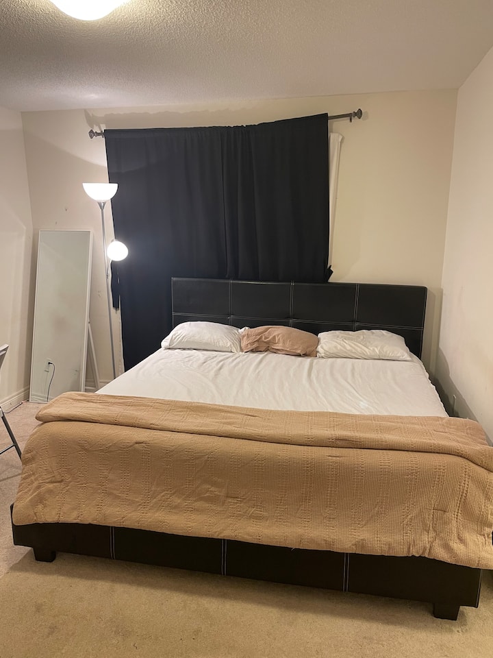 Master Bedroom With Free Parking - Brampton