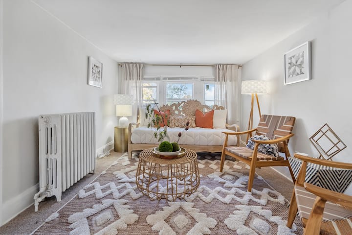 Warm & Cozy Loft. Yard/parking/firepit/wine - Towson, MD