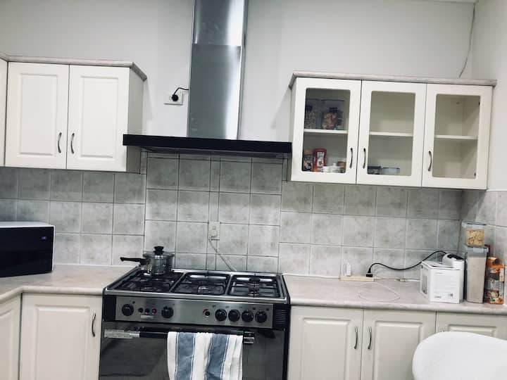 Family Home With Backyard Bbq. - Ascot