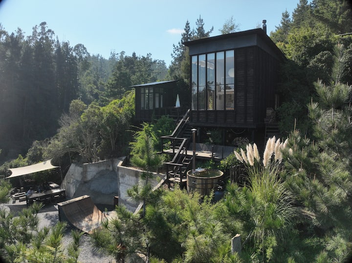 Refugio Con Tinaja Sobre La Laguna De Cahuil - O'Higgins