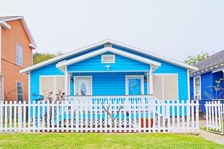 Colorful Bungalow, Short Walk To Seawall, Sleep 14 - Galveston, TX