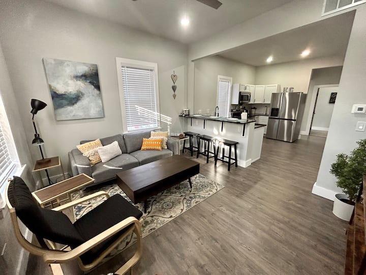 Historic Loft, 5 Min->dtwn | Long Stays | 910 Mbps - Kansas City, MO