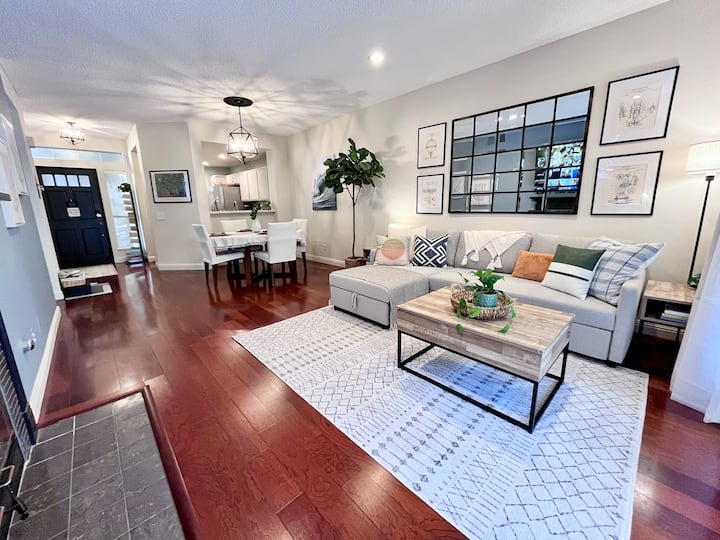 Dual King Suites, Attached Garage, Pool, Pets Ok - Santa Clarita, CA