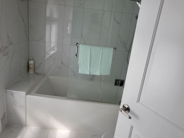 Beautiful Spacious House - Ajax