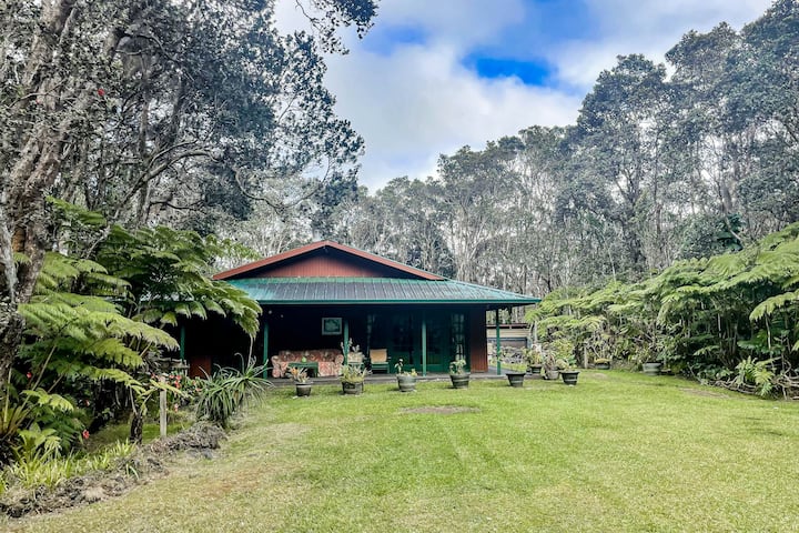 2br Forest Surrounded Home With Lanai & Hot Tub - Volcano, HI