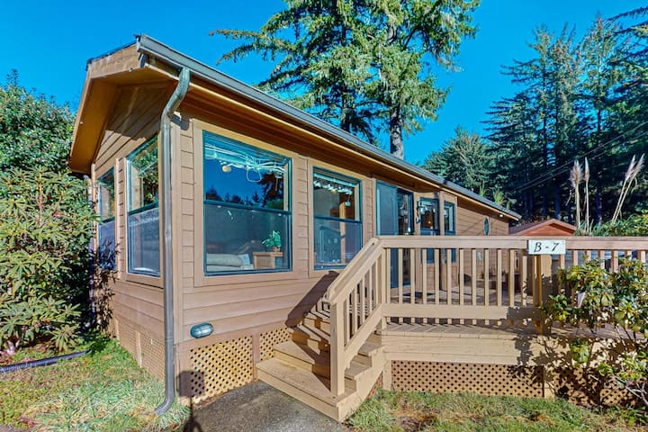 1br Coastal Cabin With A Hot Tub And Scenic Deck - Brookings, OR