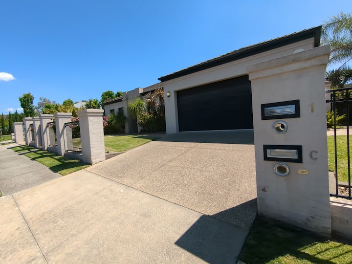 Executive Townhouse - Albury - Albury