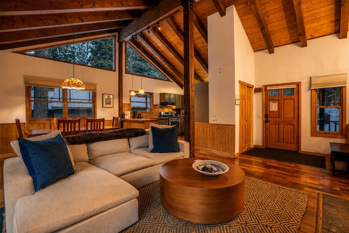 Forest Cabin Near Kings Beach With Private Hot Tub - North Lake Tahoe, CA
