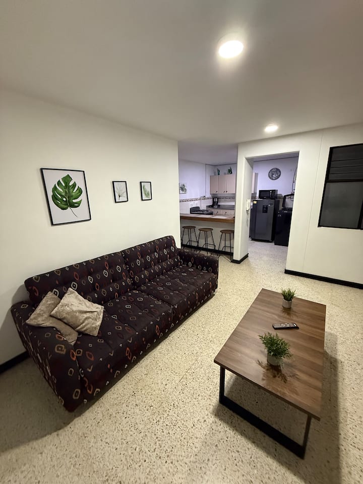 Amplio, Con 2 Patios, Cerca Del Metro - Medellín