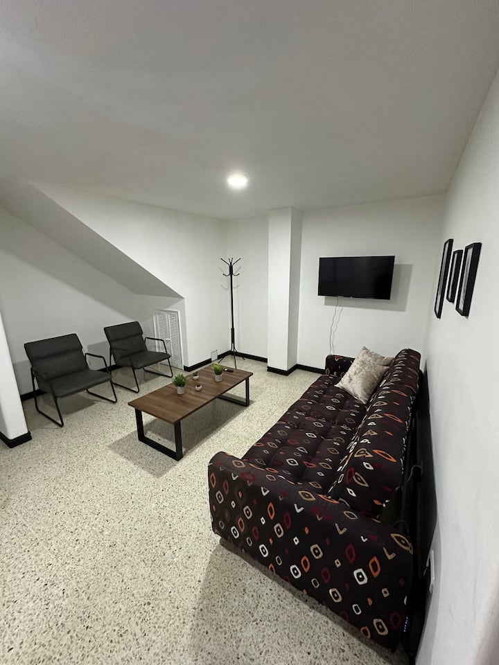 Espacio Amplio Para Explorar Medellín Sin Límites. - Medellín