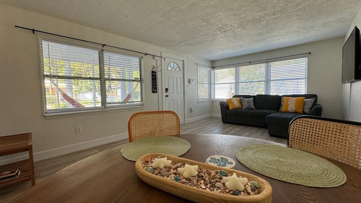 Charming St. Pete Cottage Near Beach & Downtown - St. Petersburg, FL
