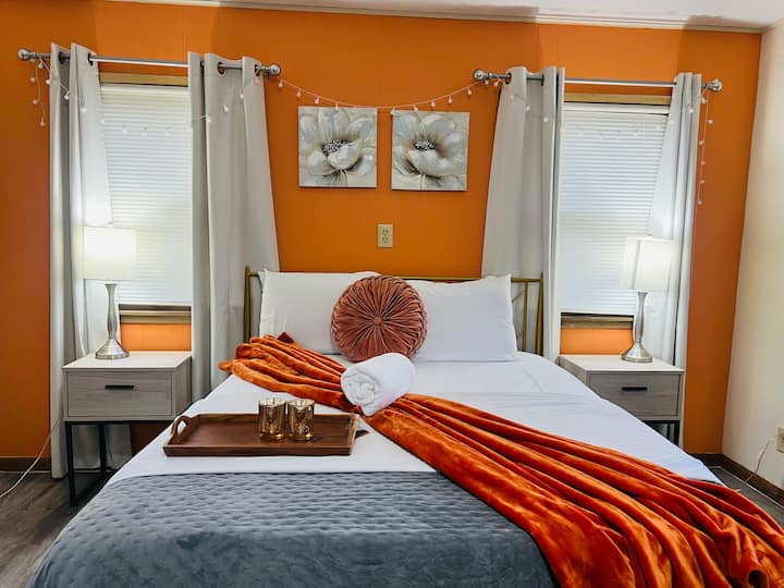 Romantic Cozy Cabin 2 Miles To Downtown - Des Moines, IA