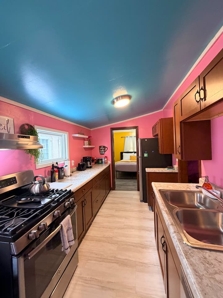 Romantic Cozy Cabin 2 Miles To Downtown - Des Moines, IA