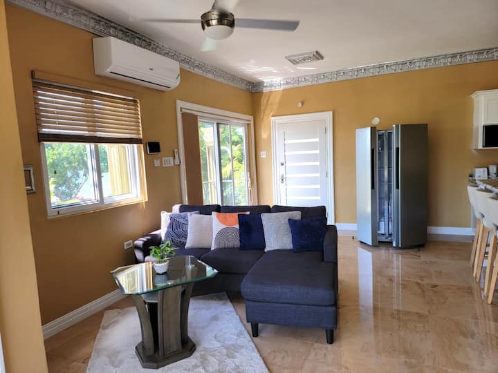 Deluxe Queen Suite With Balcony Ocean View - Montego Bay