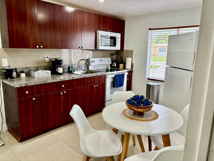 Acogedor Estudio Privado Con Entrada Independiente - Atlantis, FL