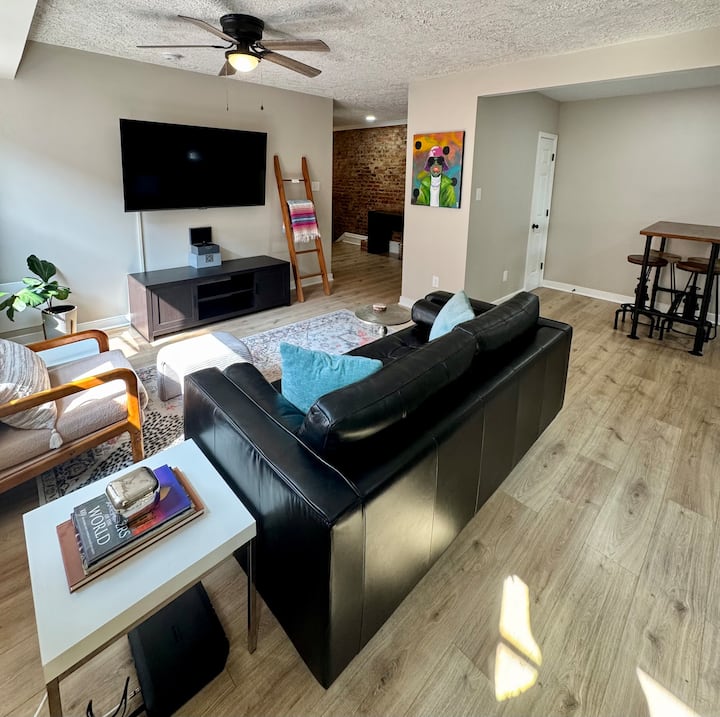 The Foxhole: Urban Loft Walkable To Local Eats - Shields Lake, VA