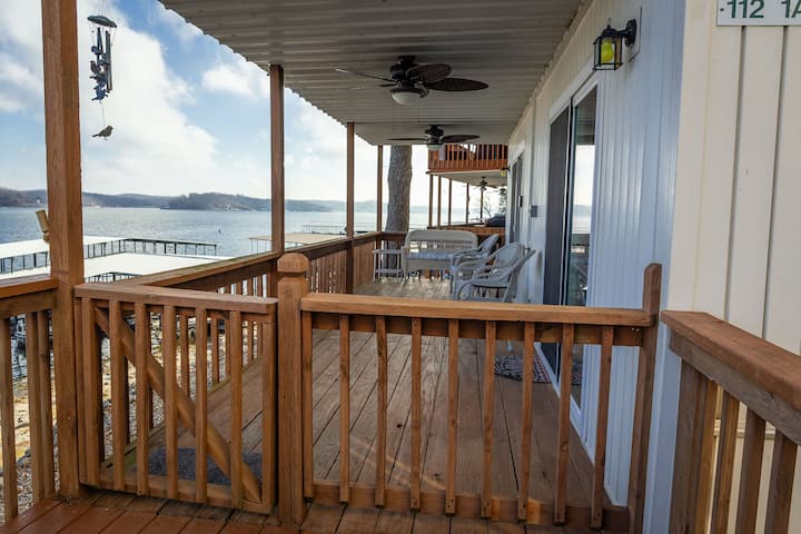 Romantic Lakeshore Retreat - Steps To Water! - Missouri