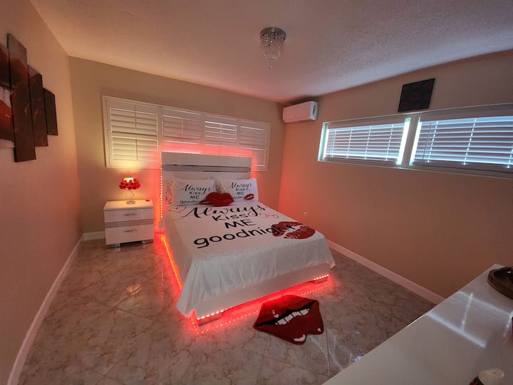 Besando Tus Labios. - Pinellas County, FL