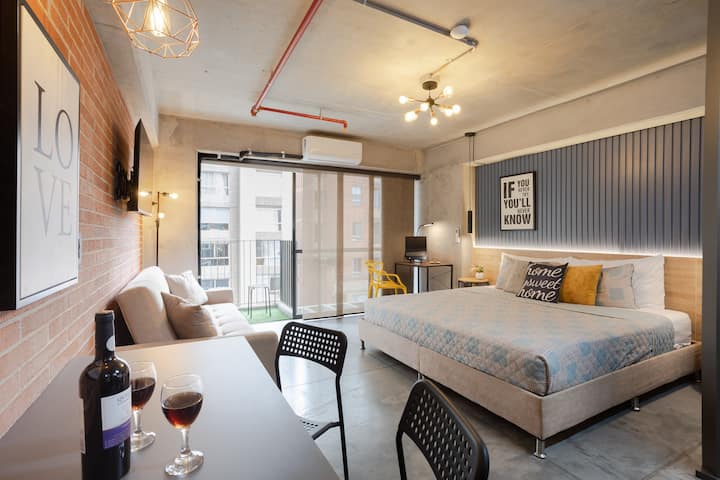 Modern Renovated Loft A/c, Fast Wifi, King Bed - Medellín