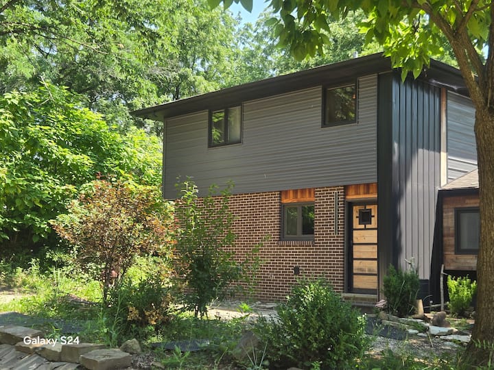 Nature Retreat Hide N Seek Private Suite/ House - Bolingbrook, IL