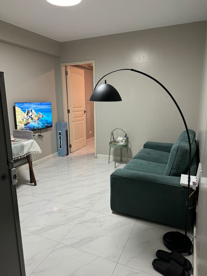 Monarch Near Sm Moa Ikea Paqarl Solaire - Parañaque