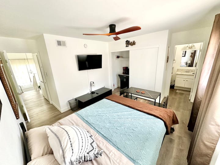 Private Room & In-suite Private Bathroom - Magic Mountain, CA