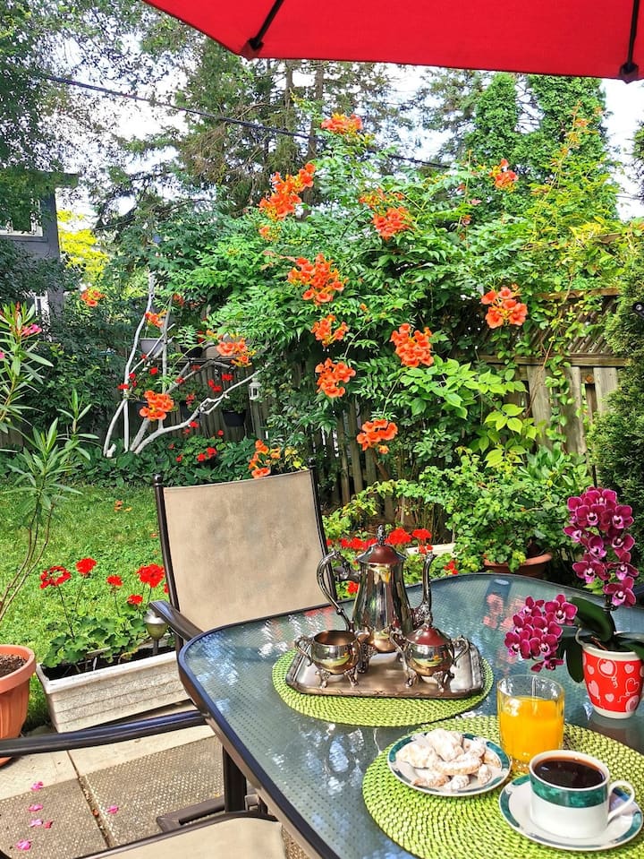 Bright Spacious Basement Right Off The 2 Highways - Toronto