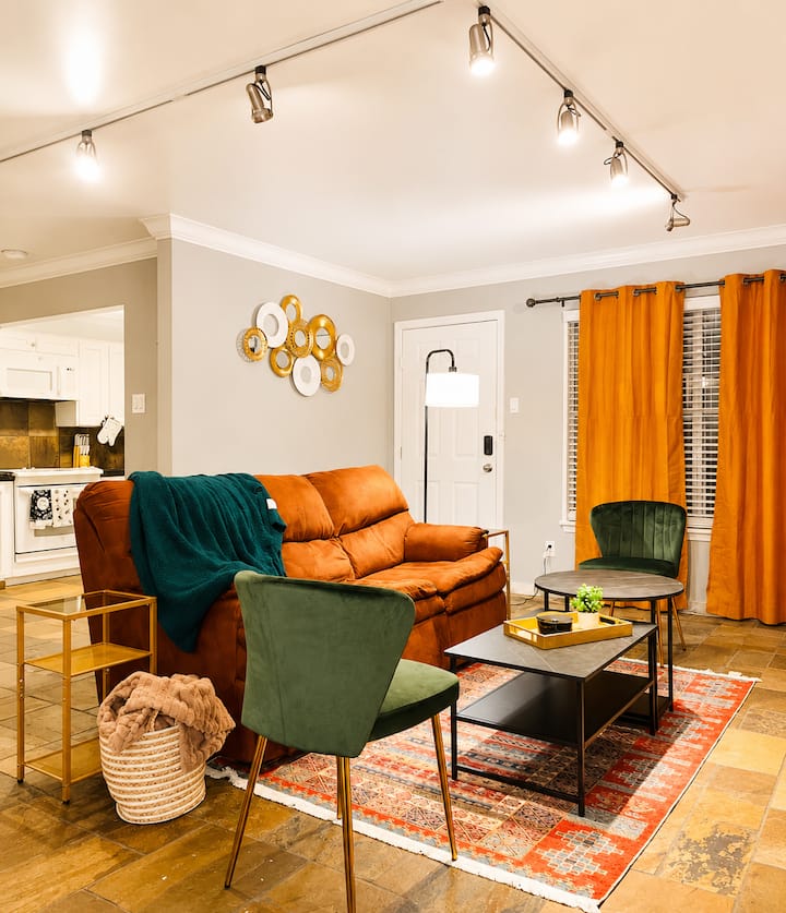 Cozy Montrose Townhome • Walkable + Pool - Houston, TX