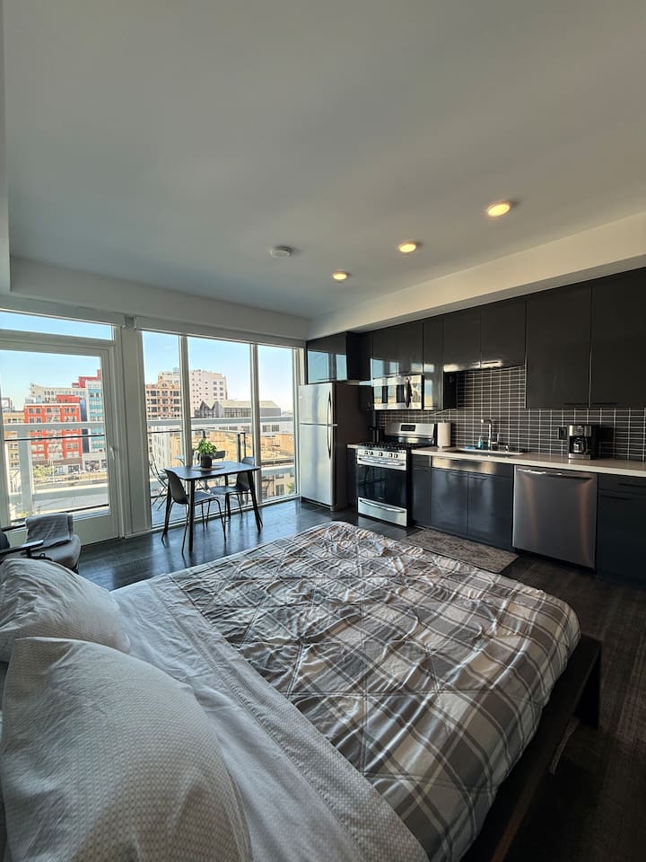 Dtla Studio, Parking, Pool, Gym (420 On Patio) - Vernon, CA