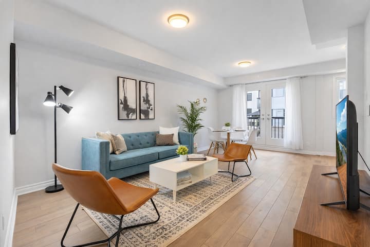 Modern 2br Townhome | King Bed • Parking • Pets - Oakville