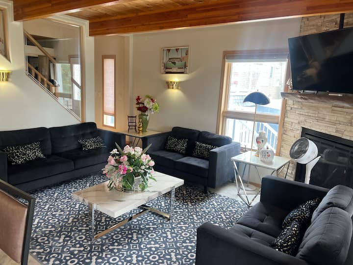 Lakefront Blue House
#Star-04596
Event Space! - Sylvan Lake, AB