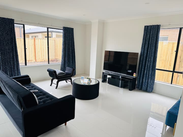Convenient Stay In A Modern Double Storey Retreat - Little River